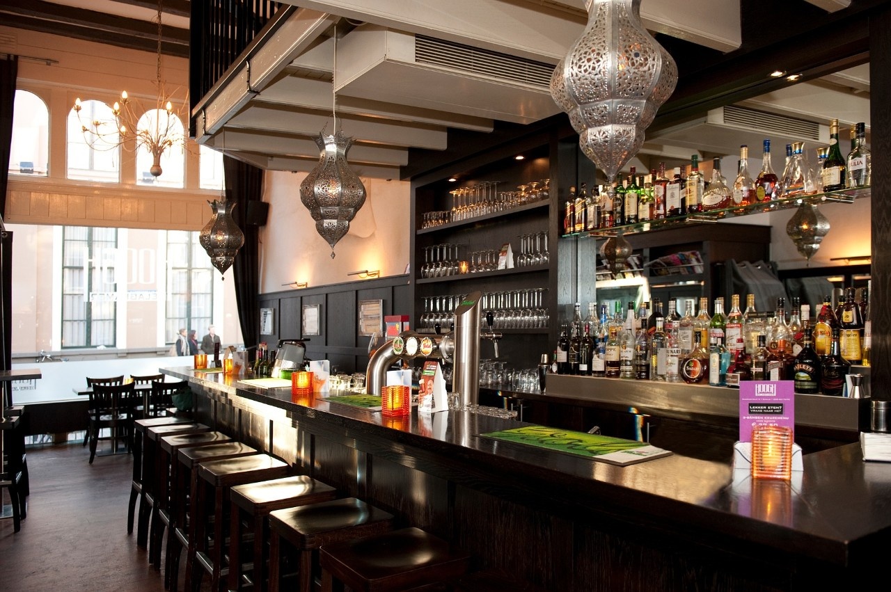 Gäste an der Theke erlaubt!